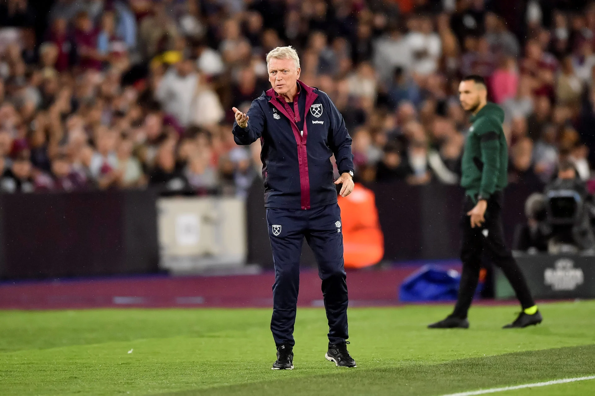 Report: West Ham contemplate bold move for versatile Chelsea defender